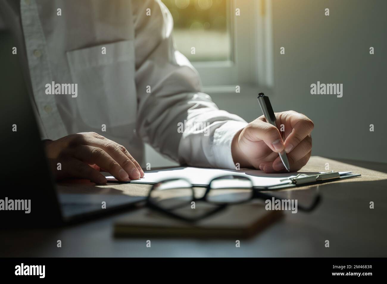 Checklist Notice Remember Planning Concept businessman writer checklist ...