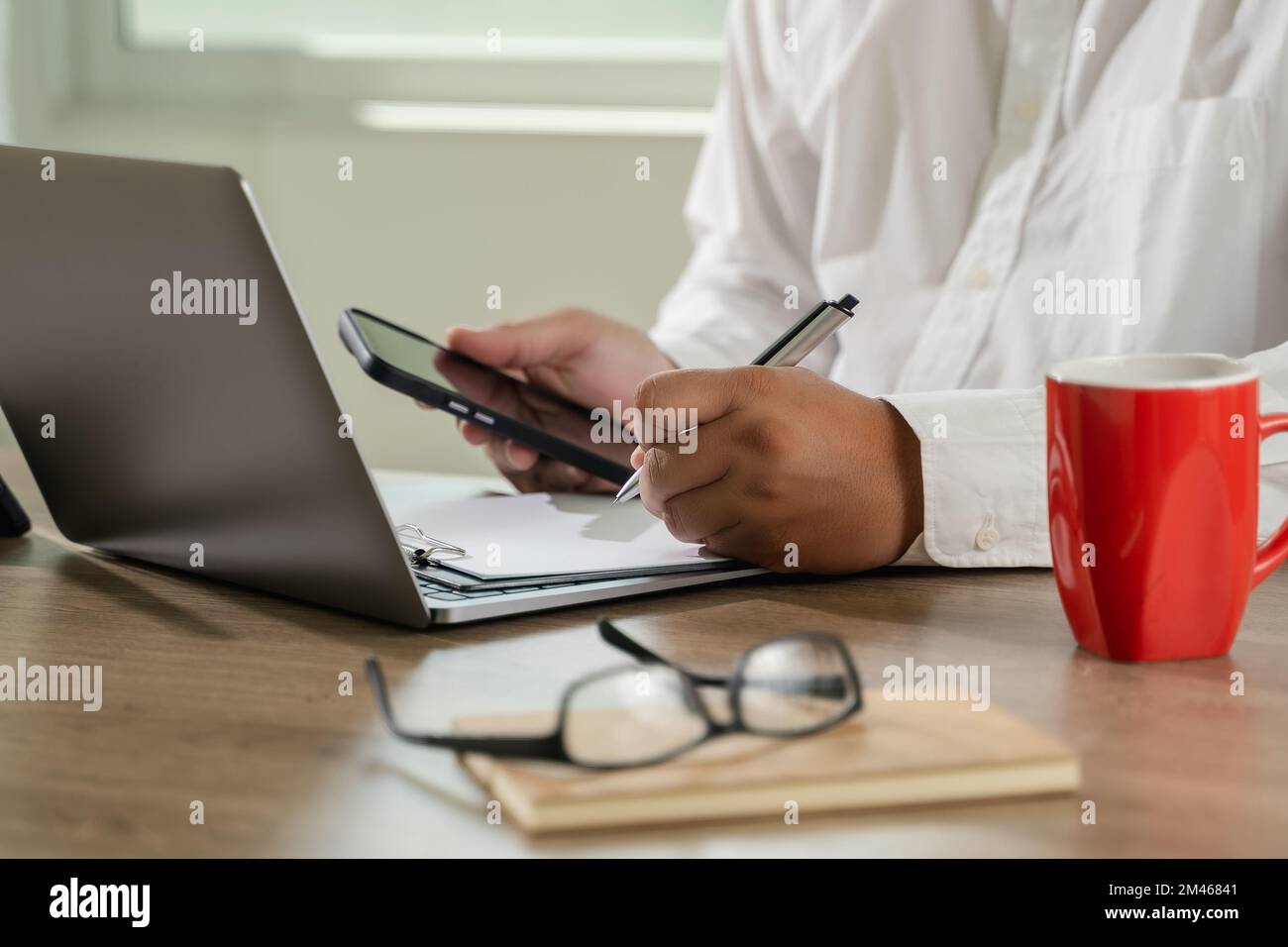 Checklist Notice Remember Planning Concept businessman writer checklist ...