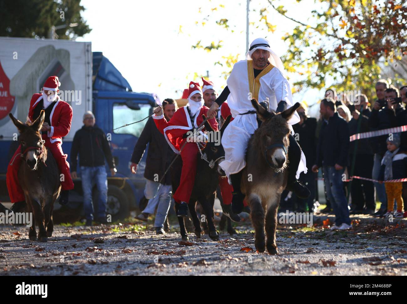 Santa in the streets 2022 hi-res stock photography and images - Alamy