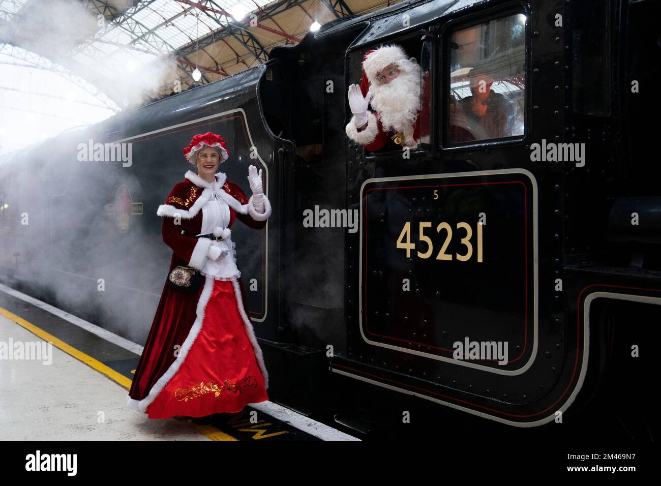 People dressed as Santa Claus and Mrs Claus at Victoria Station in ...