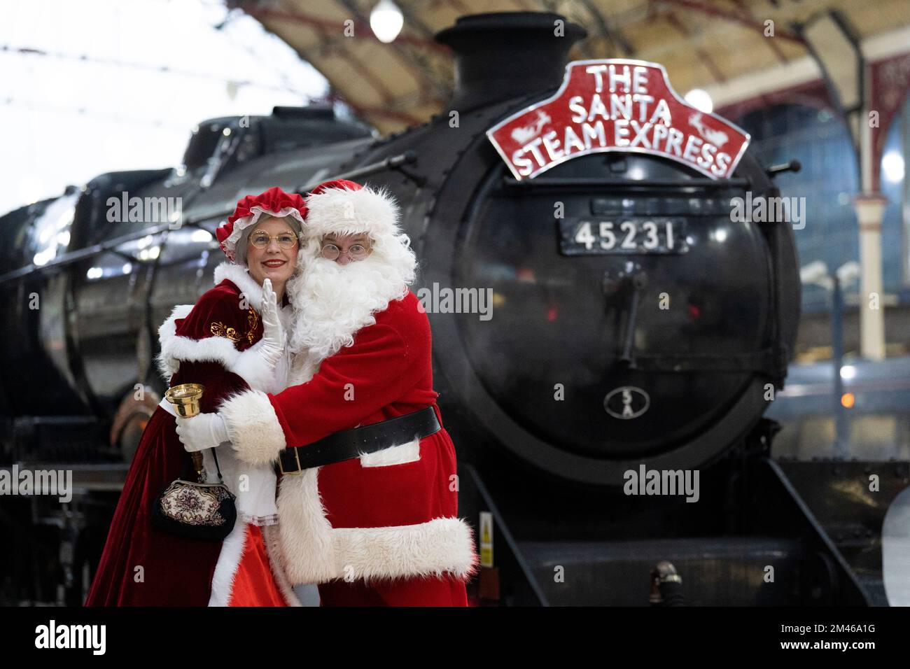 People dressed as Santa Claus and Mrs Claus at Victoria Station in ...