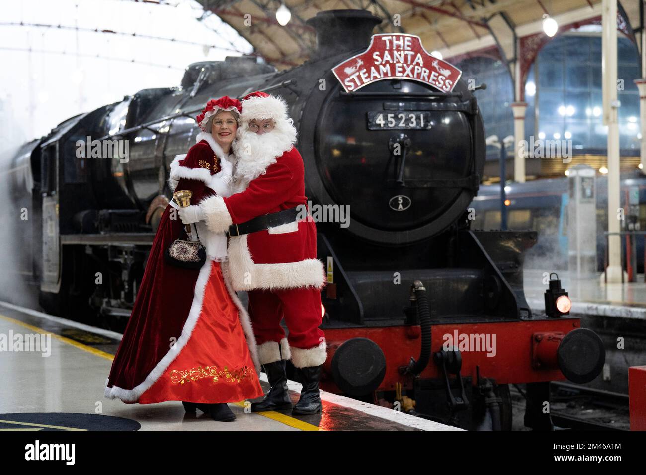 People dressed as Santa Claus and Mrs Claus at Victoria Station in ...