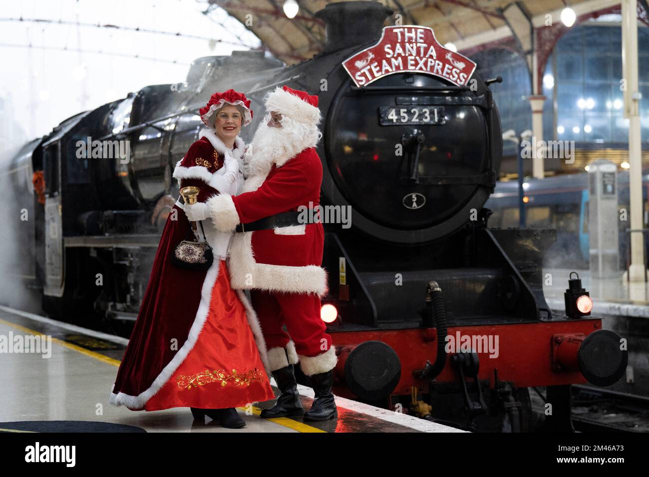 People dressed as Santa Claus and Mrs Claus at Victoria Station in ...