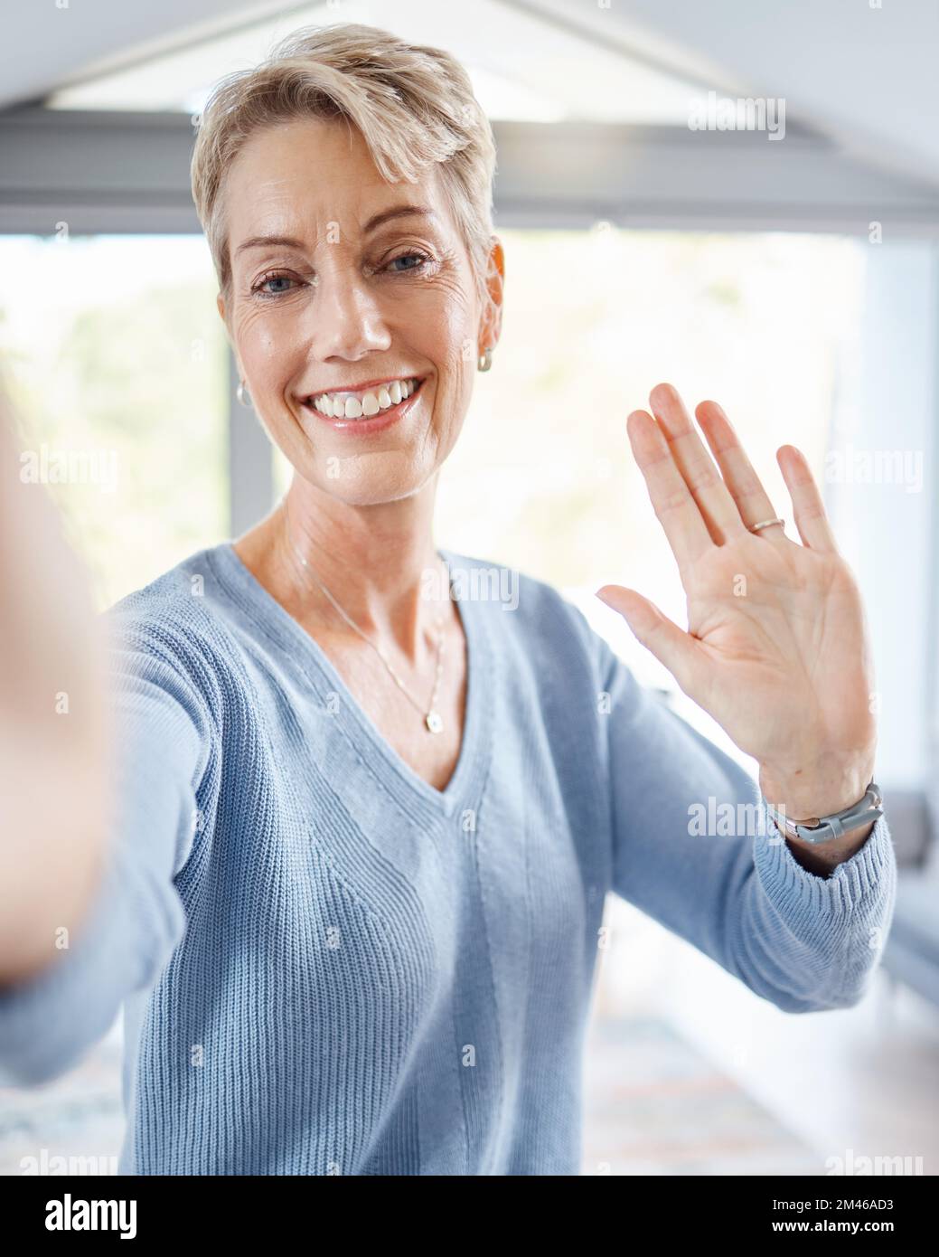Old lady wave goodbye hi-res stock photography and images - Alamy