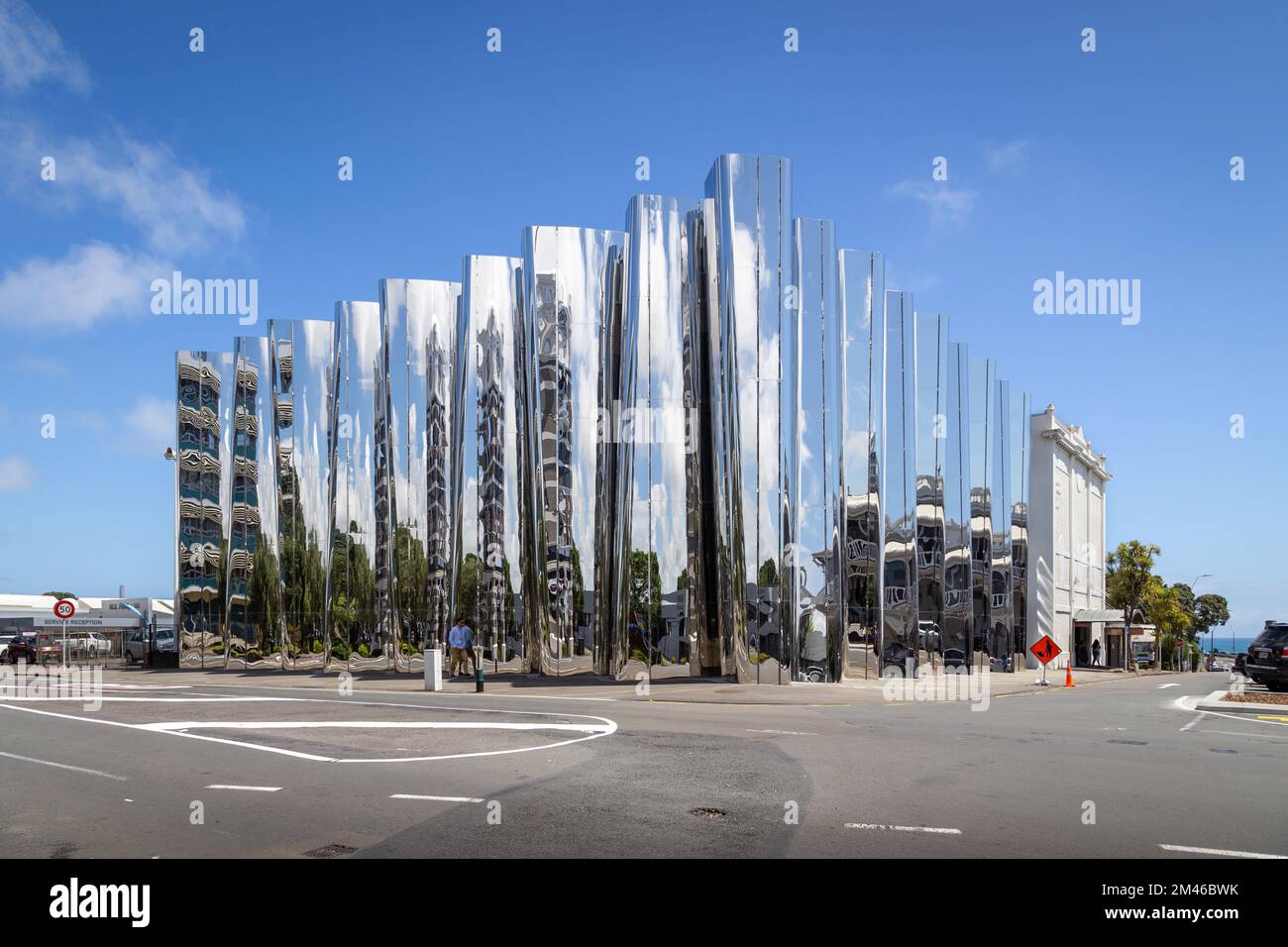 Reflective stainless steel facade of the Len Lye Centre (Govett ...