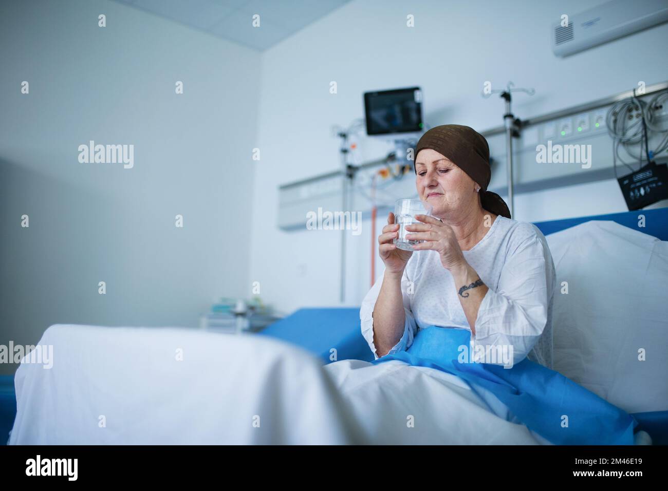 Woman patient alone in ward hospital hi-res stock photography and ...