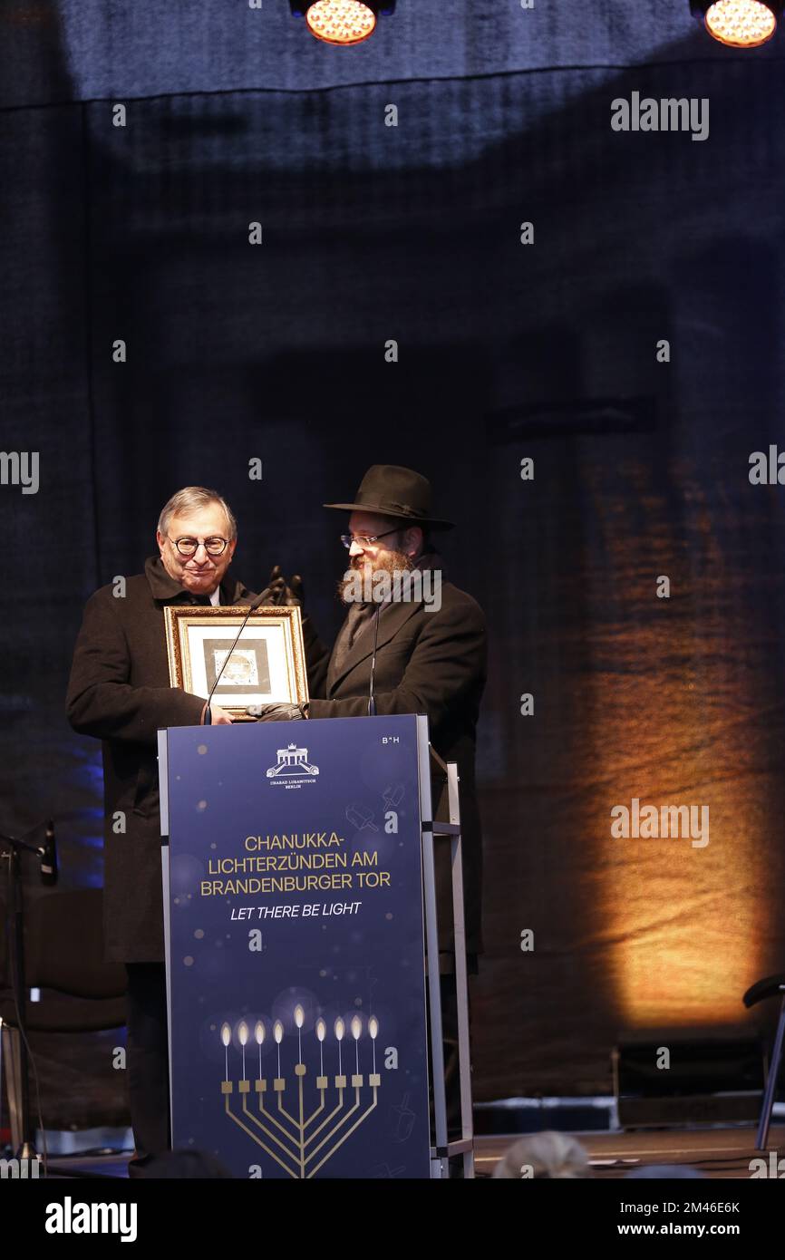Berlin, Germany. 18th Dec, 2022. Berlin: Hanukkah at the Brandenburg ...