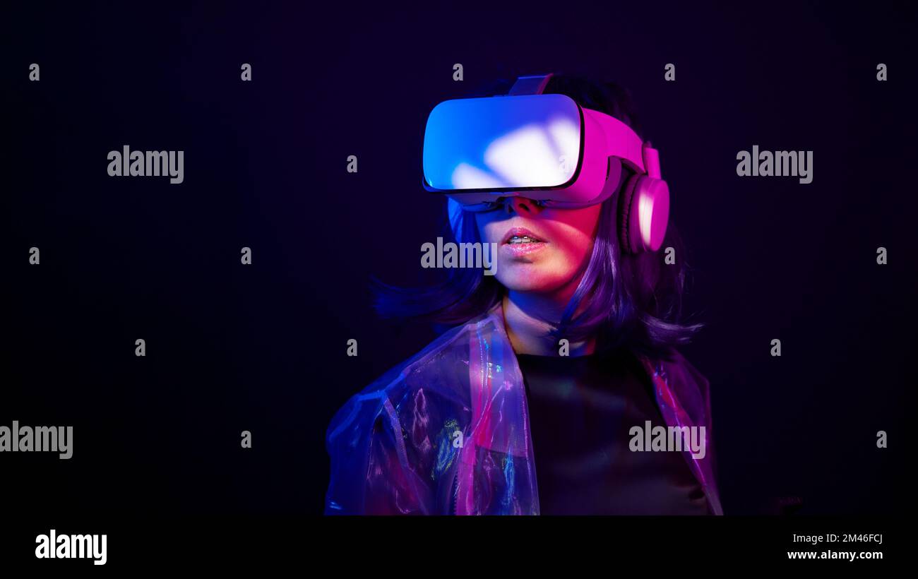Woman in virtual reality goggle in neon colors. Concept of future ...