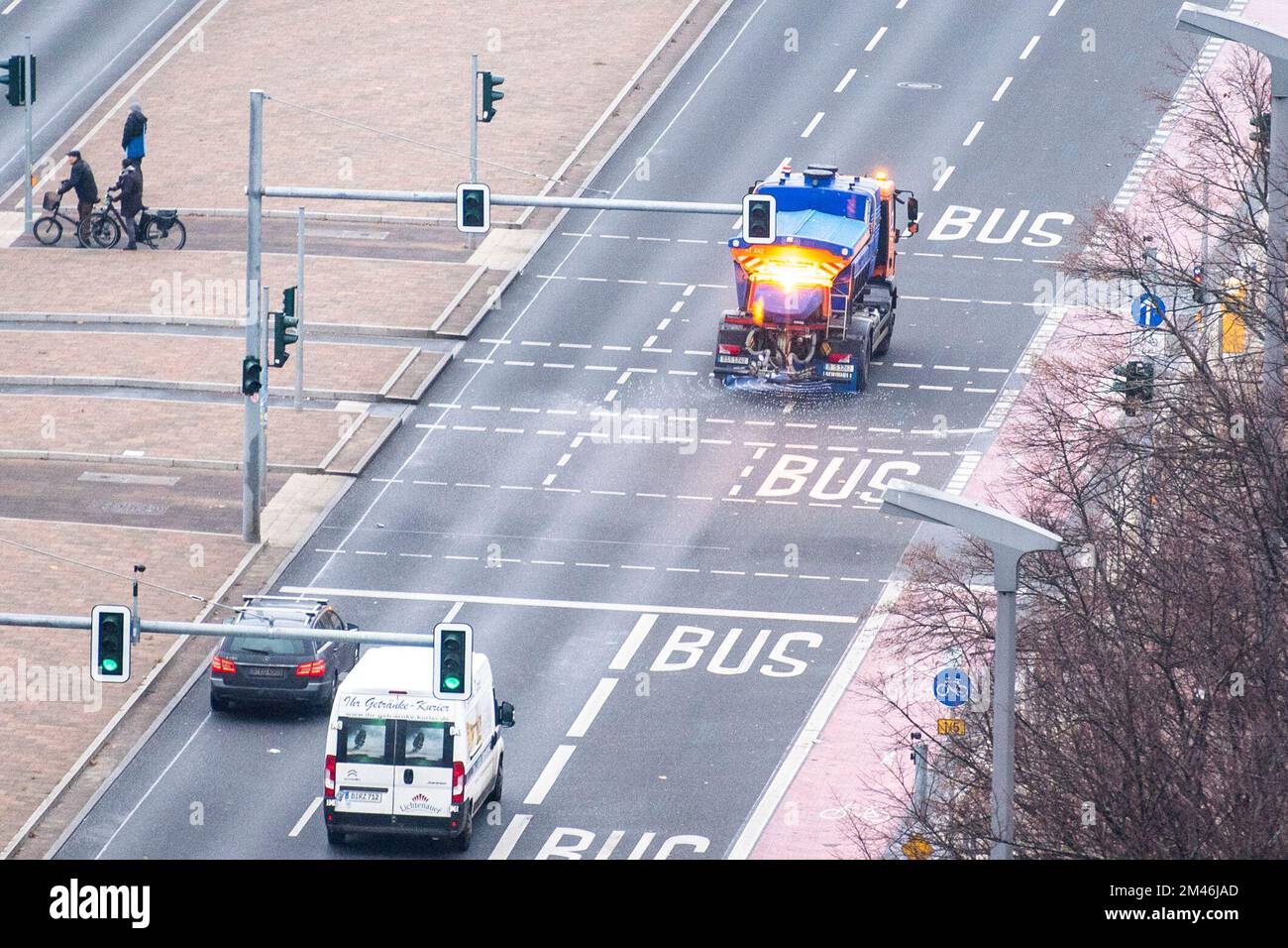 Berlin, Germany. 19th Dec, 2022. A gritting vehicle spreads grit on ...