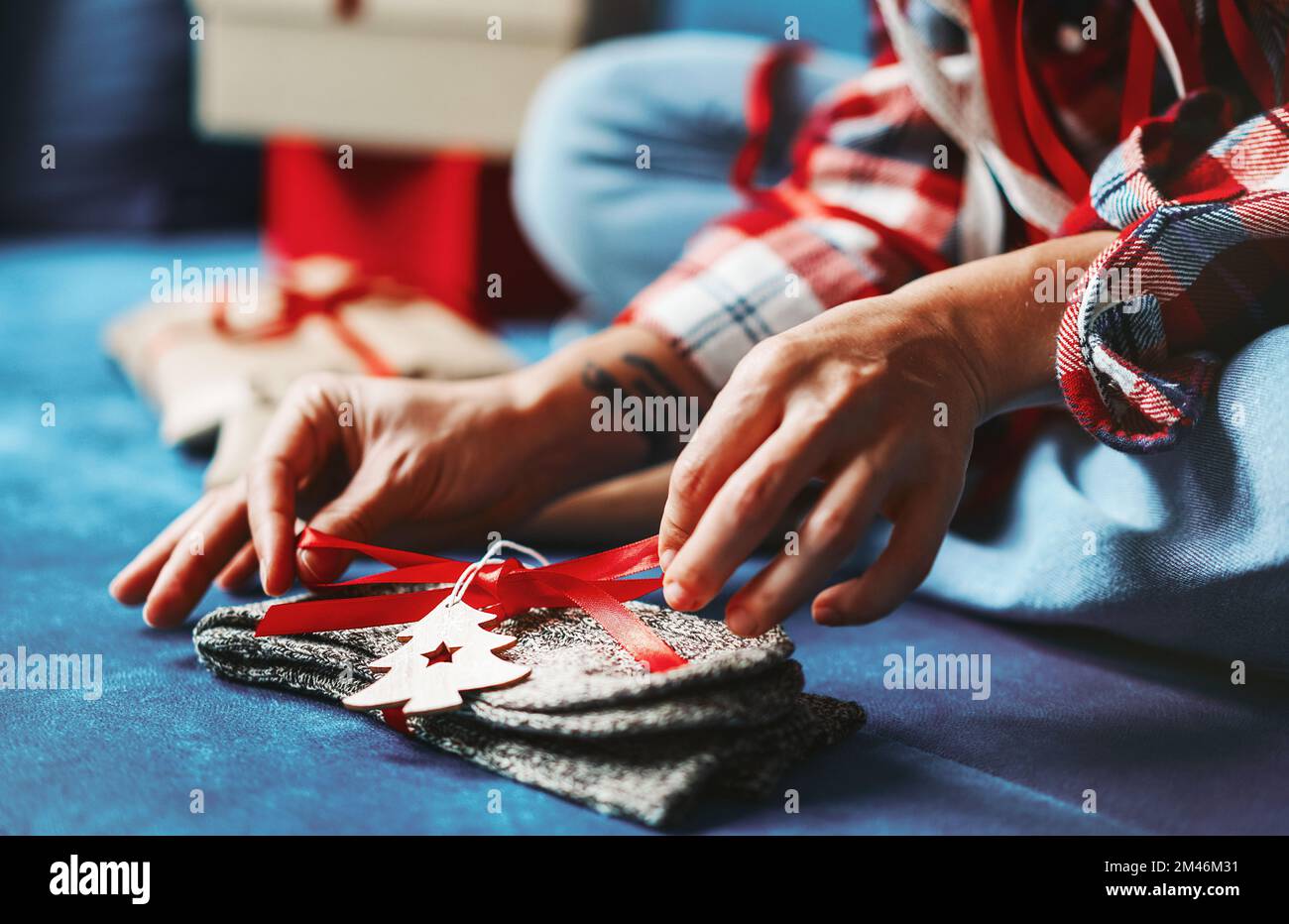 Present packing hi-res stock photography and images - Alamy