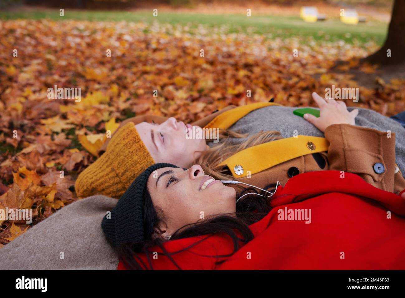 Women friends natural scenery hi-res stock photography and images - Alamy