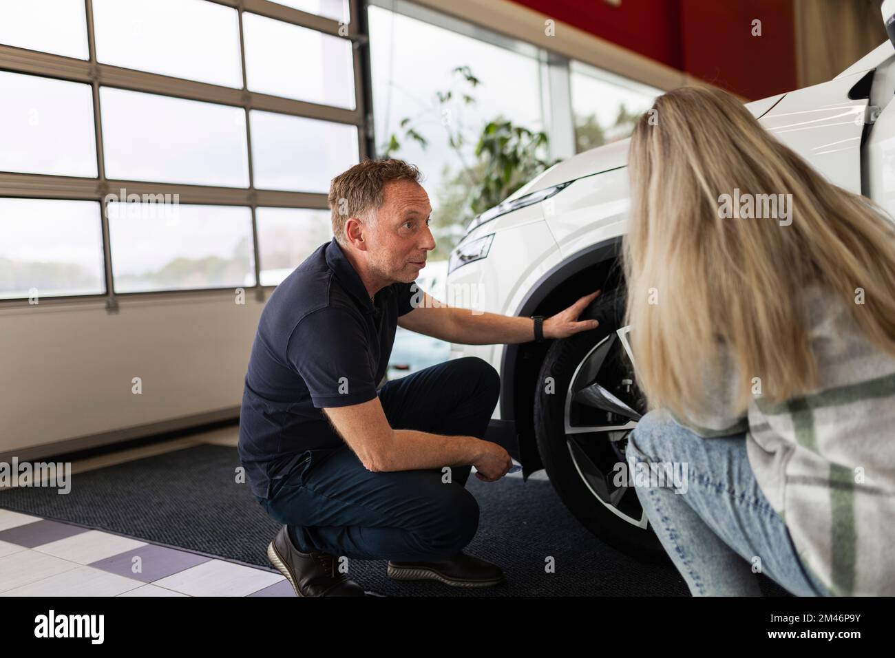 Woman in car dealership office Stock Photo - Alamy