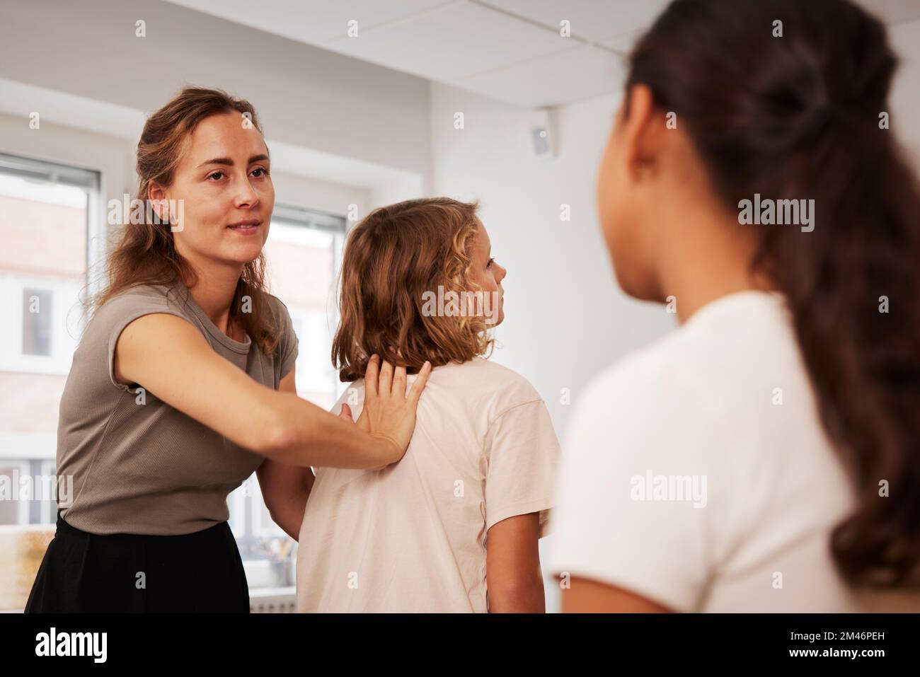 Teacher giving first aid training in case of choking Stock Photo - Alamy