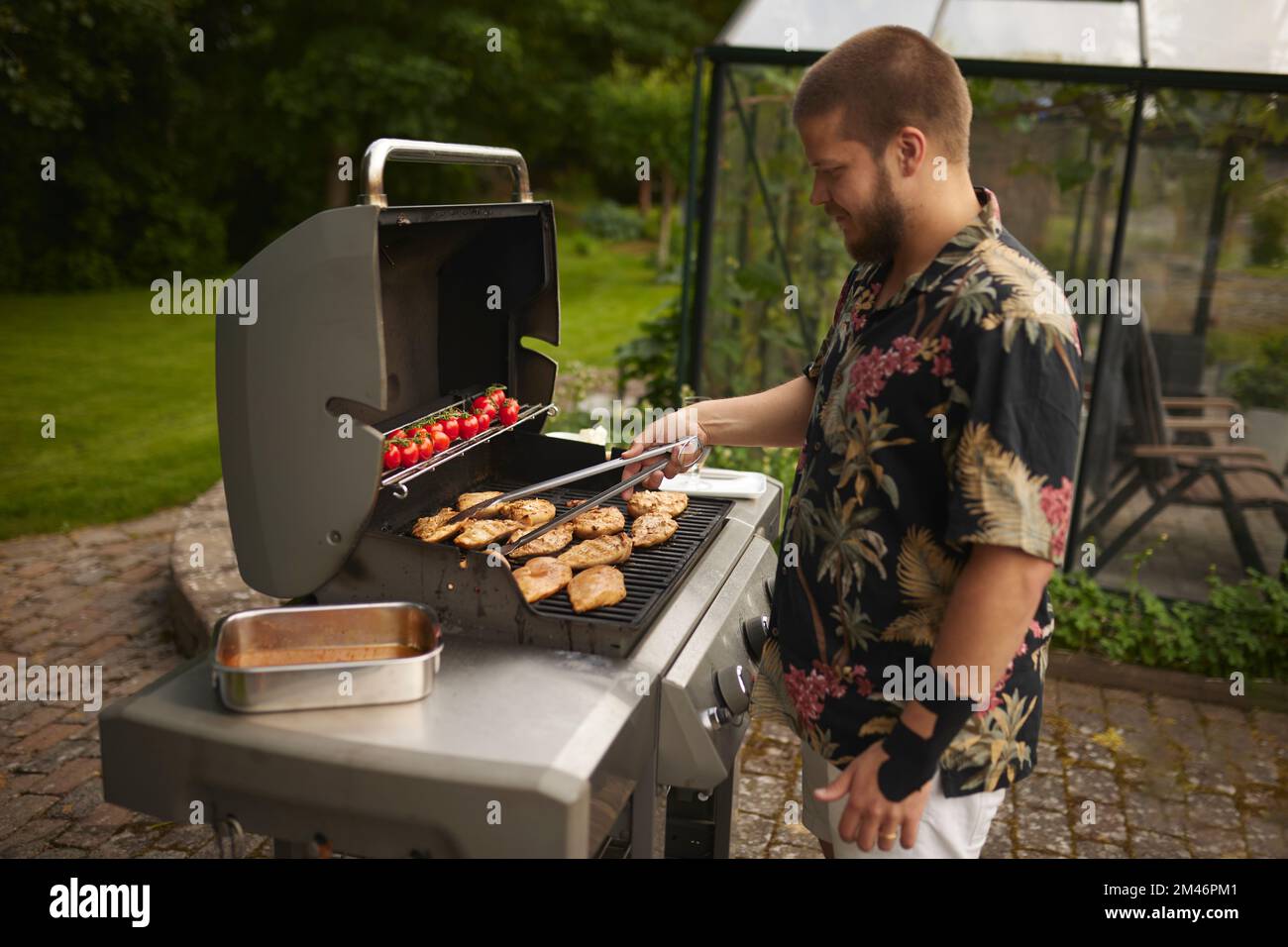 Food on barbecue hi-res stock photography and images - Alamy