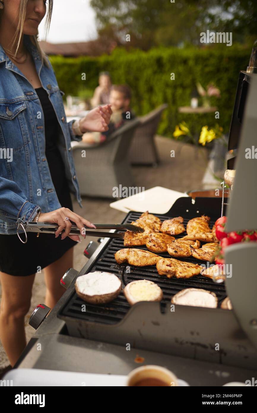 Food on barbecue hi-res stock photography and images - Alamy