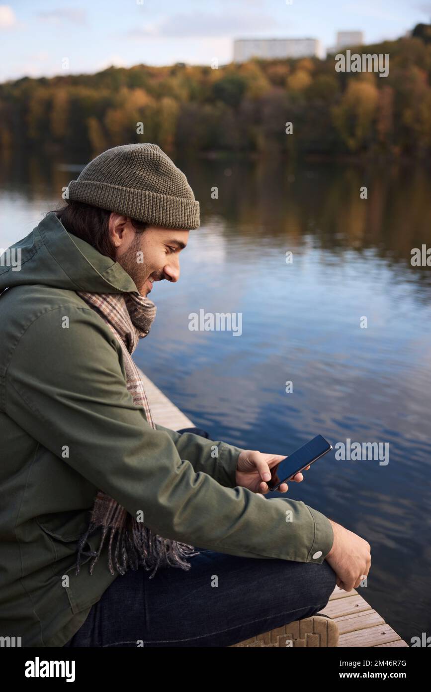 Man using cell phone Stock Photo - Alamy