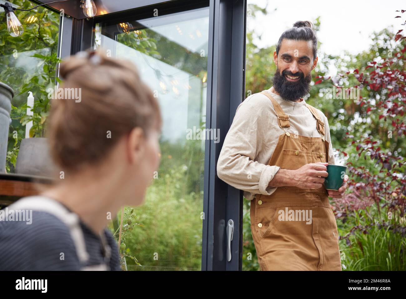 Humans talking hi-res stock photography and images - Alamy