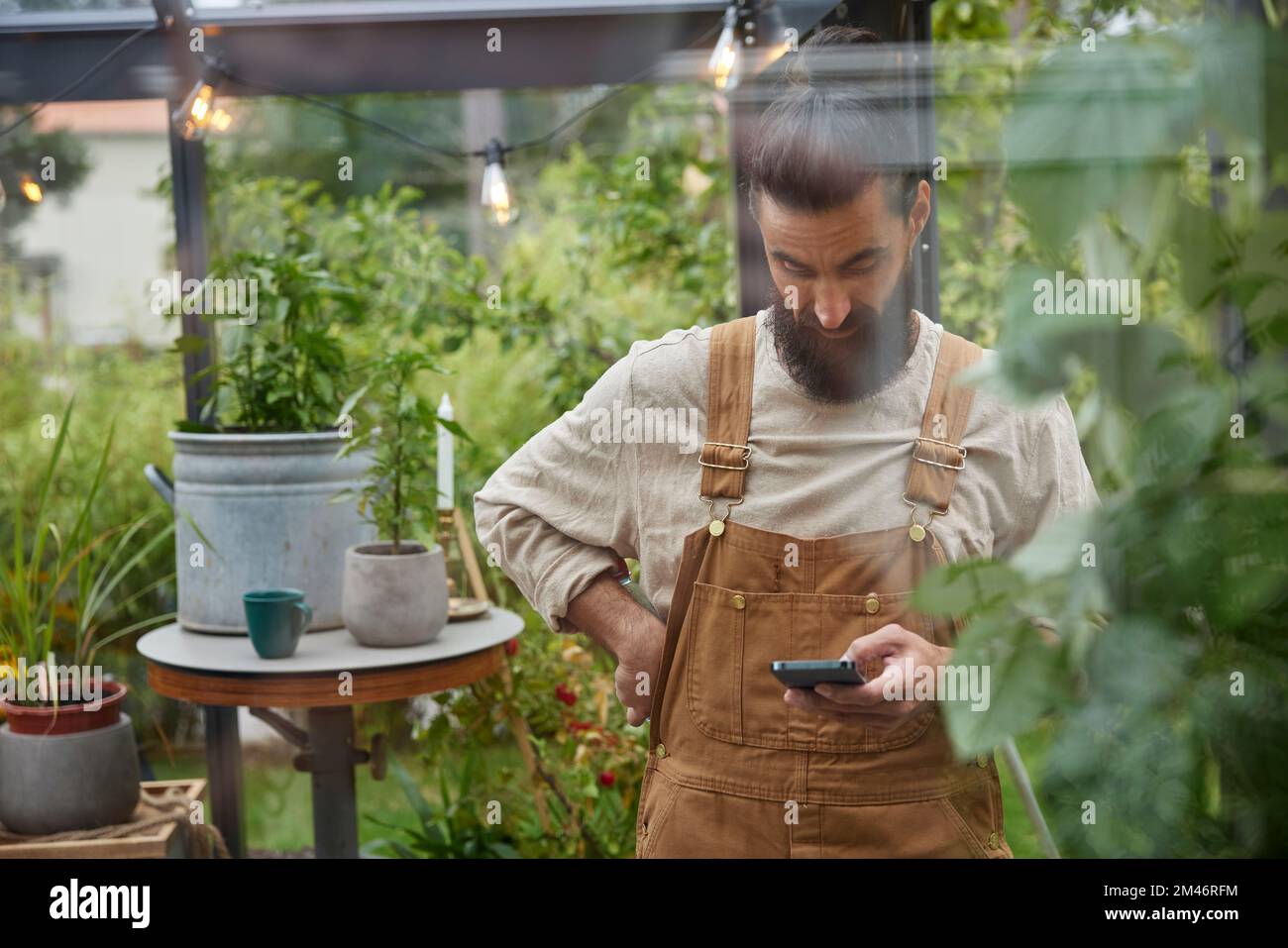 Man using cell phone Stock Photo - Alamy