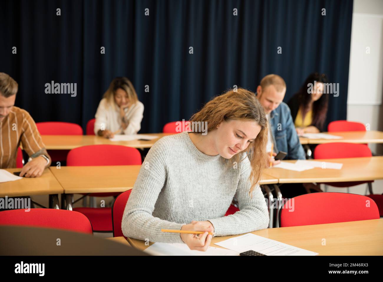 Adult student lecture hall hi-res stock photography and images - Alamy