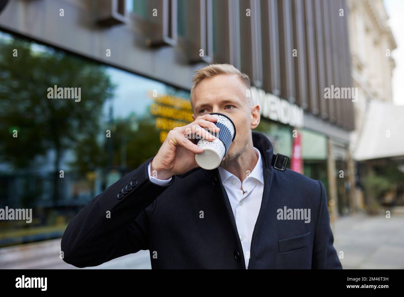 Businesspeople takeaway coffee outside hi-res stock photography and ...