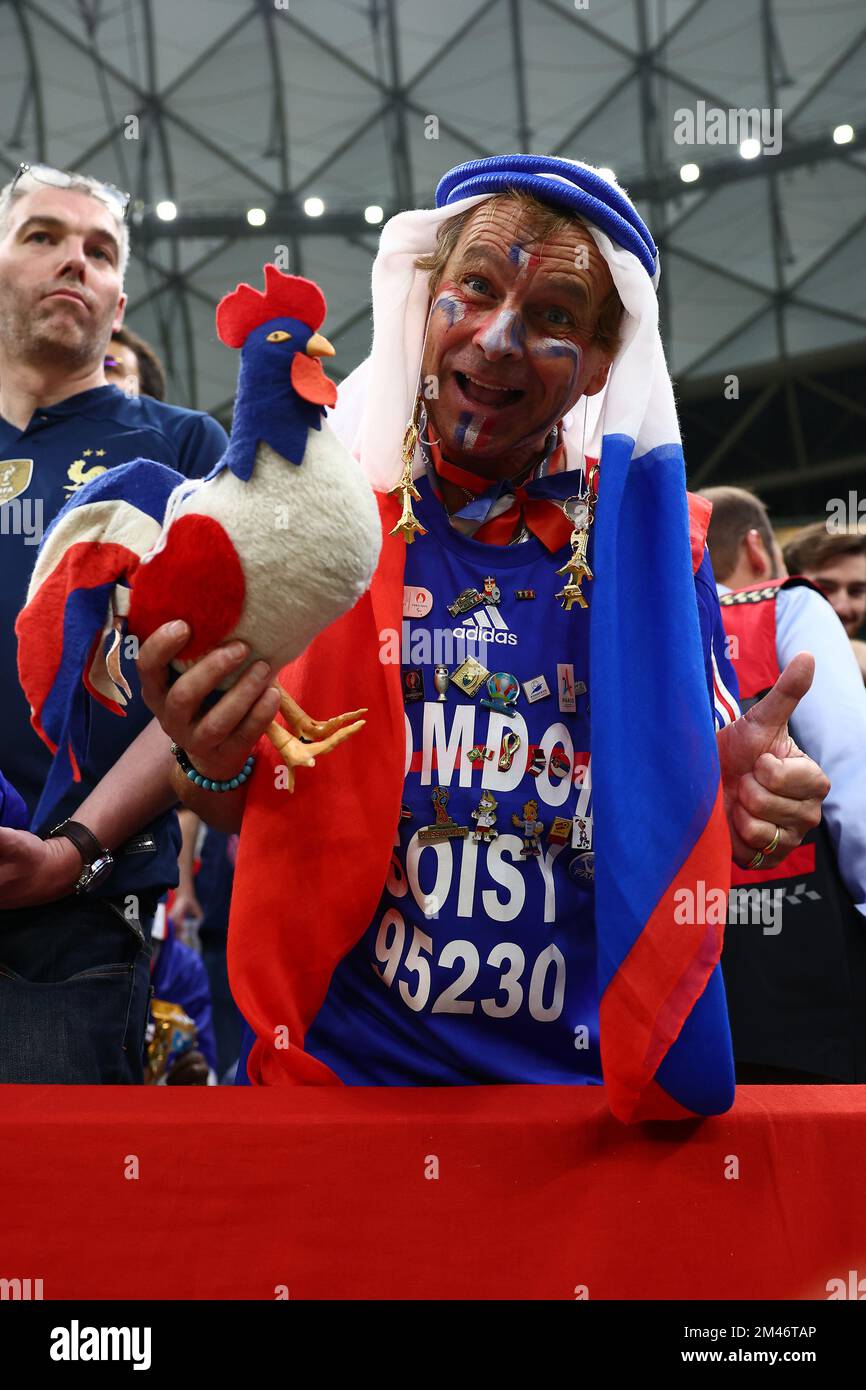 Lusail City, Qatar. 18th Dec, 2022. A France fan supports his team ...