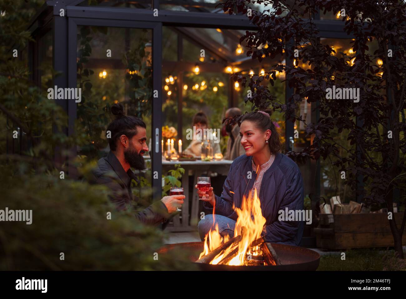Fire pit friends hi-res stock photography and images - Alamy