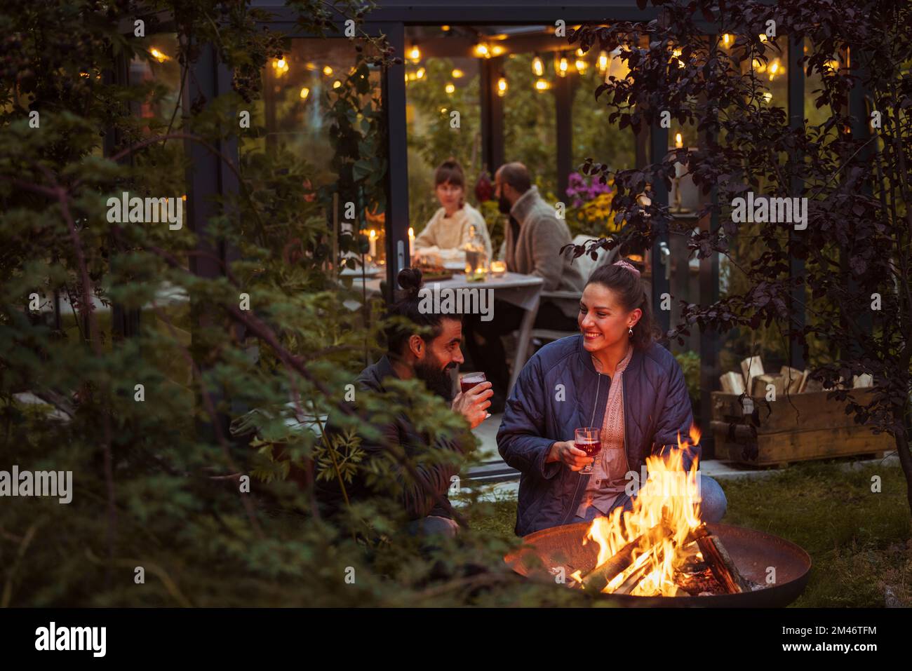 Fire pit friends hi-res stock photography and images - Alamy