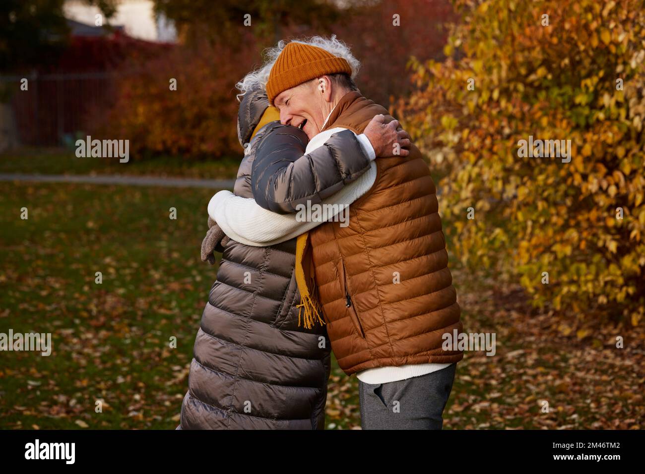 Embracing fall hi-res stock photography and images - Alamy