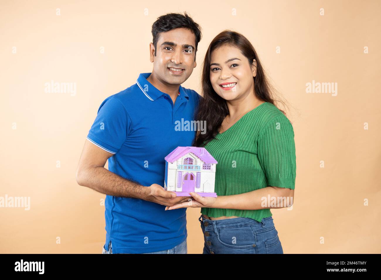 Housing concept happy family hi-res stock photography and images - Alamy