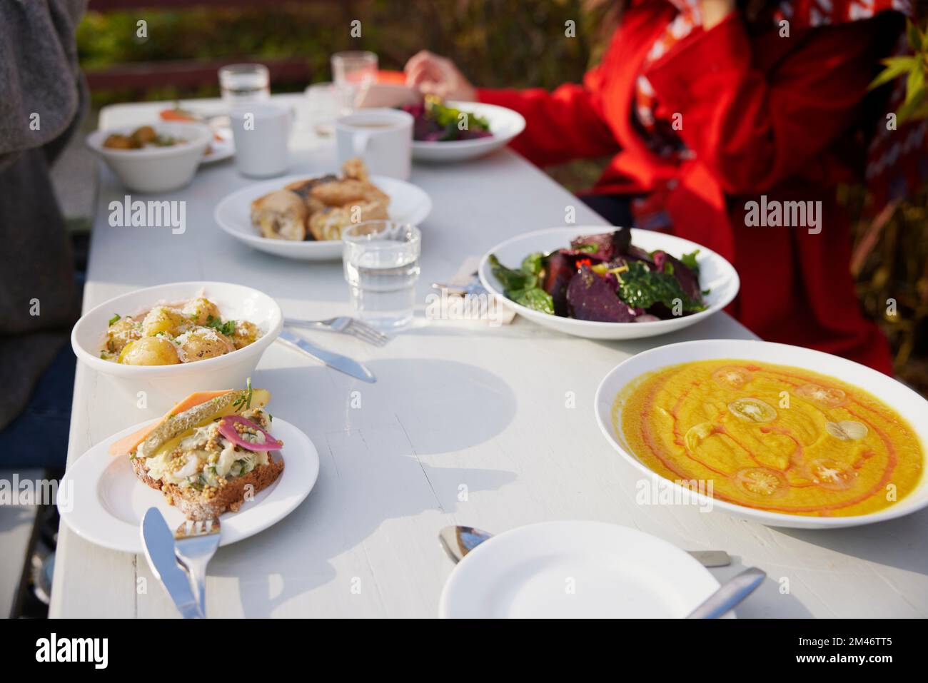 Overhead picnic table hi-res stock photography and images - Alamy