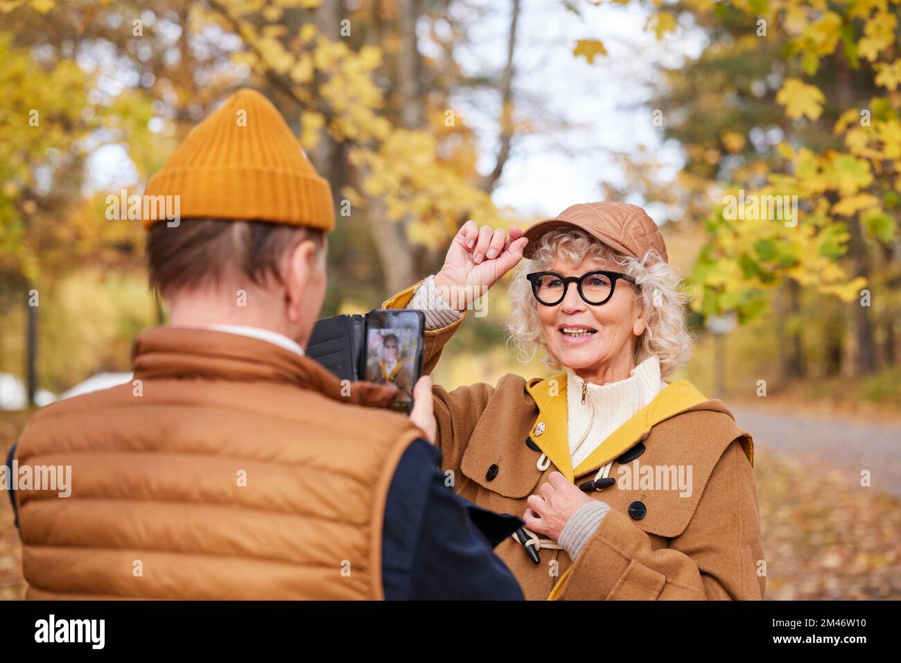 Man photographing woman Stock Photo - Alamy