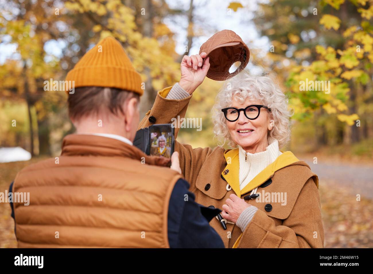 Man photographing woman Stock Photo - Alamy
