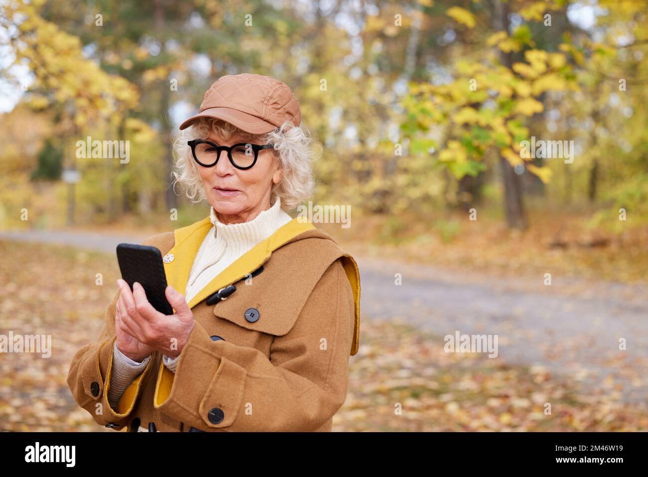 Senior woman using cell phone Stock Photo - Alamy