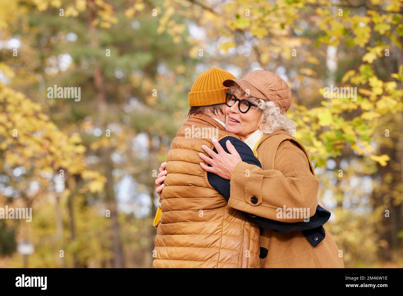 Senior couple hugging Stock Photo - Alamy