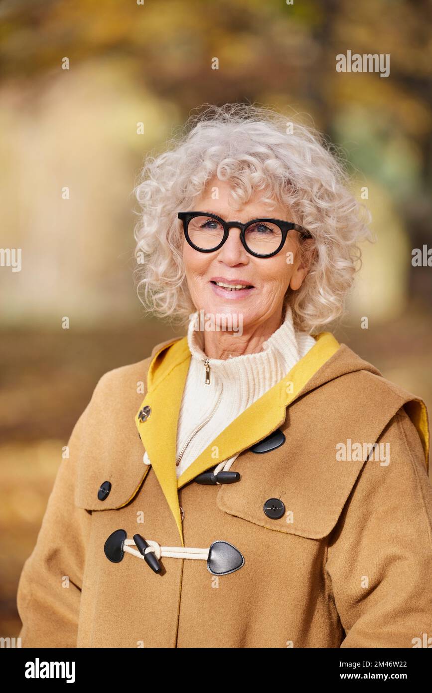 Old lady looking away outdoor hi-res stock photography and images - Alamy