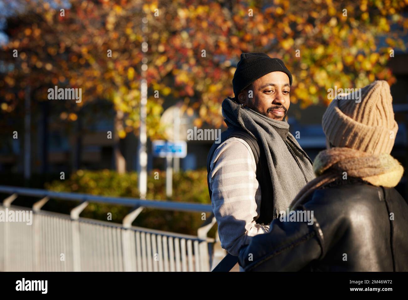 Couple talking together Stock Photo - Alamy