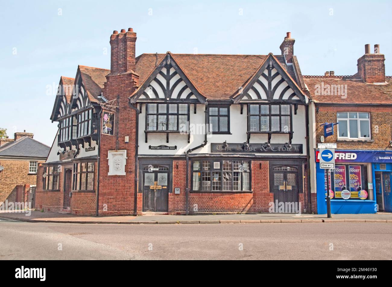 ROCHFORD ESSEX ROSE & CROWN PUB Stock Photo - Alamy
