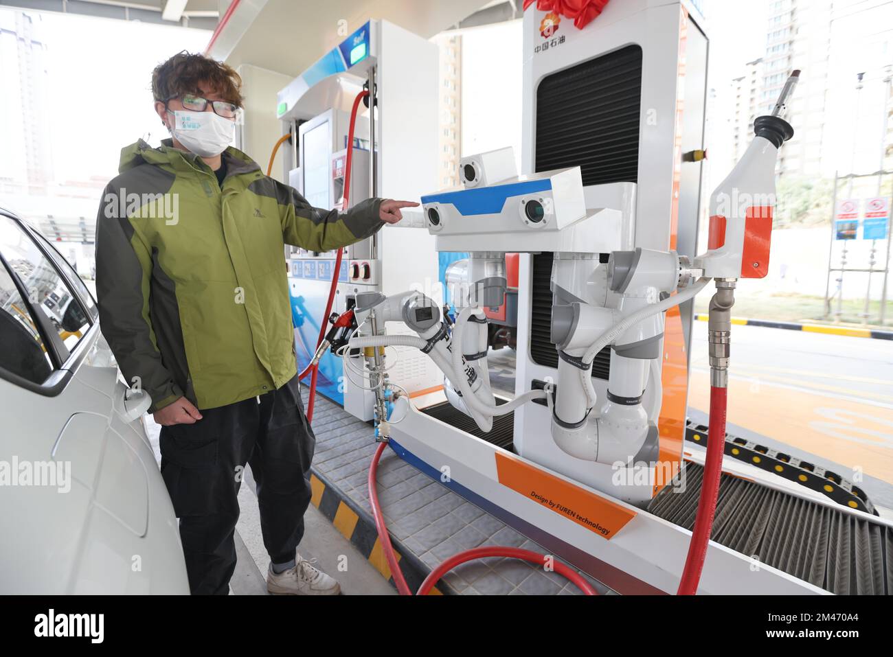 An intelligent refueling robot appeared in Xi'an City, northwest China ...