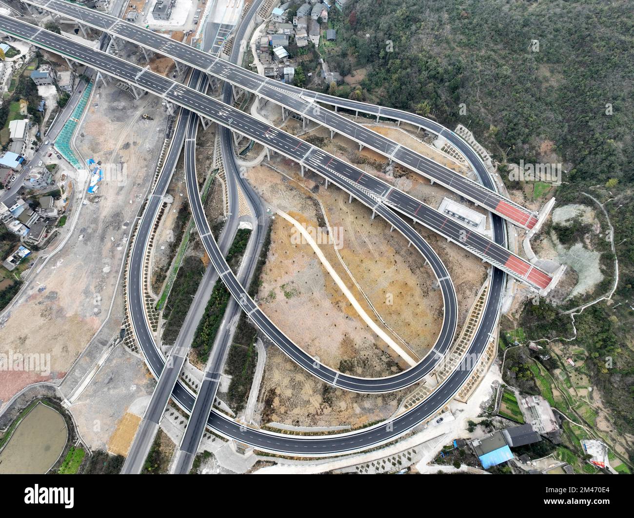 Aerial photo shows the Renhuai-Zunyi Expressway in Zunyi City ...