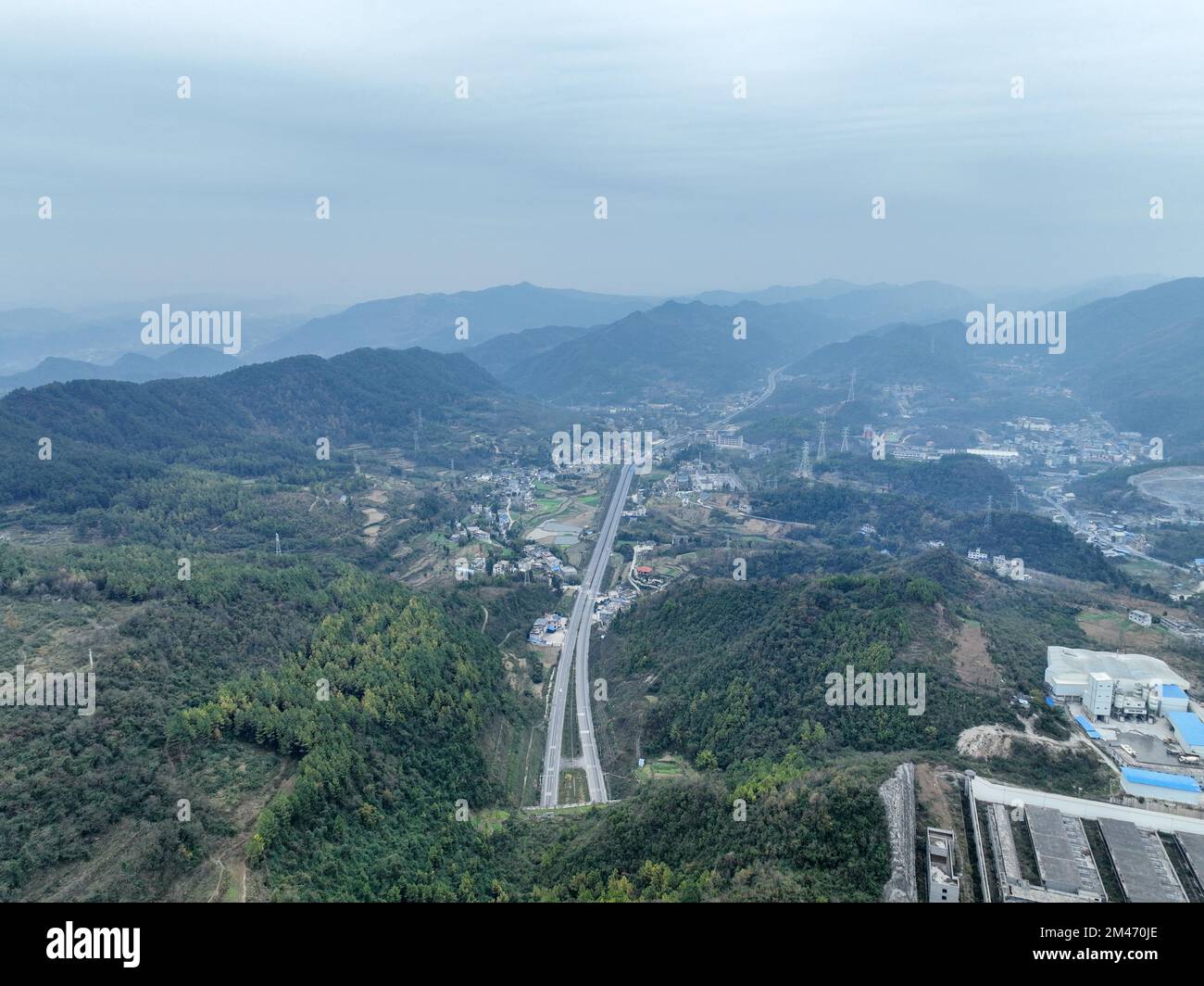Aerial photo shows the Renhuai-Zunyi Expressway in Zunyi City ...