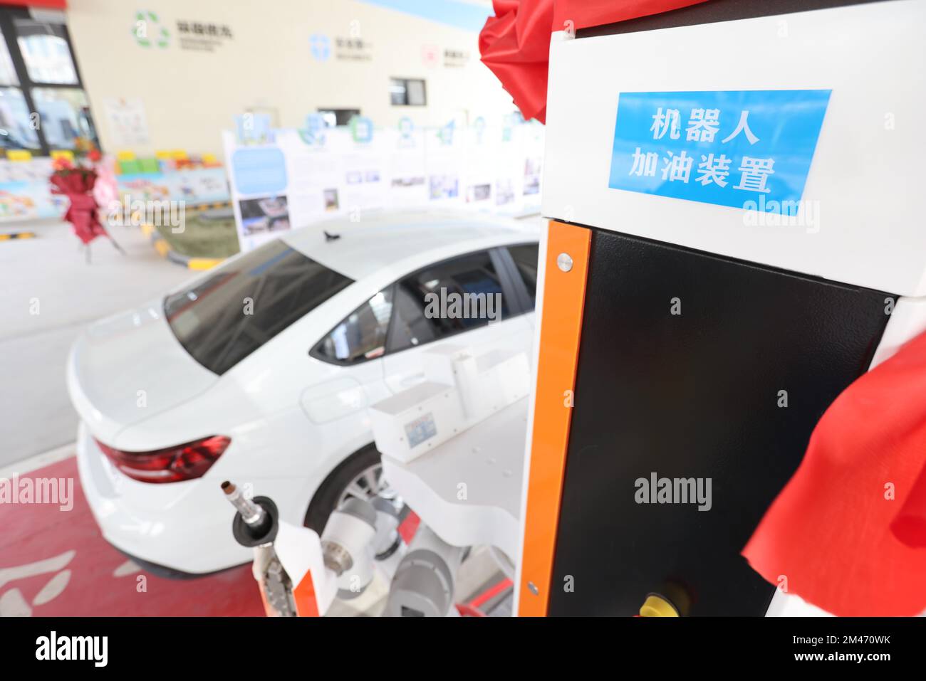 An intelligent refueling robot appeared in Xi'an City, northwest China ...