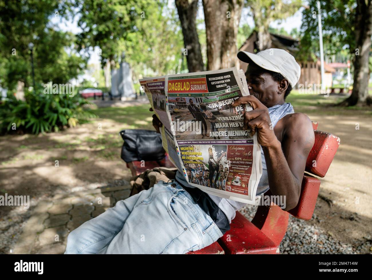 PARAMARIBO - A man reads the Dagblad Suriname, with Minister Weerwind ...
