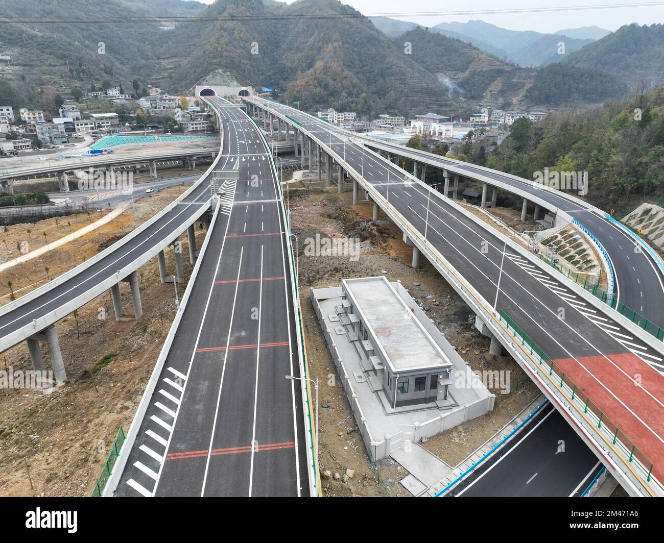 Aerial photo shows the Renhuai-Zunyi Expressway in Zunyi City ...