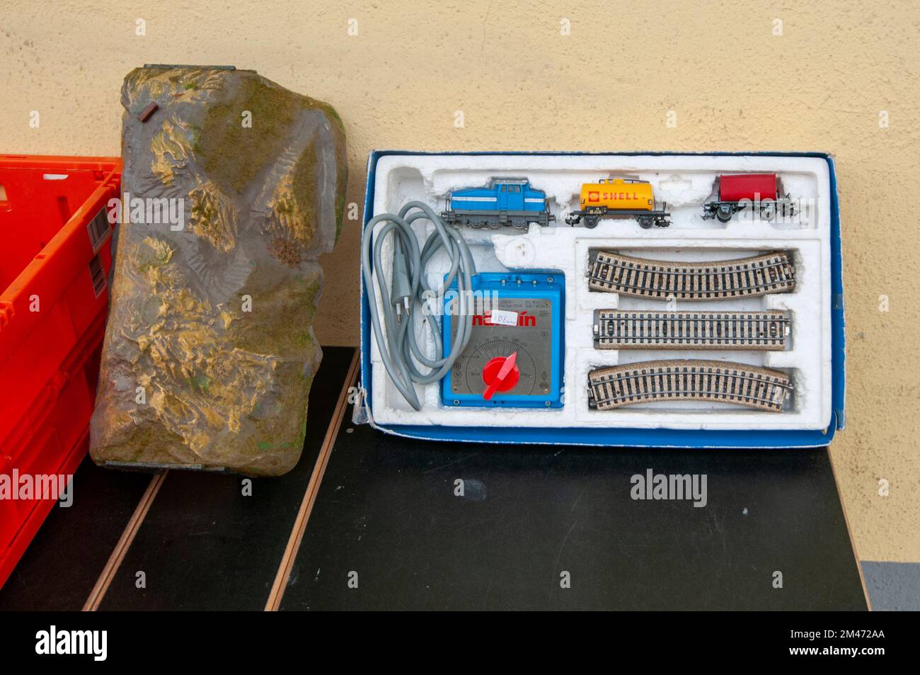 Electric train set Ecseri Flea Market, the largest antique market in ...