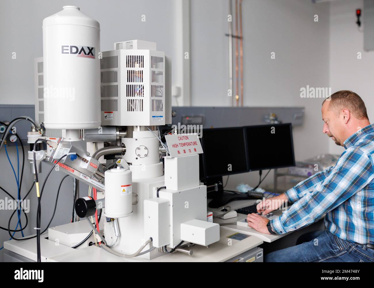 Scanning electron microscope and 2022 hi-res stock photography and ...