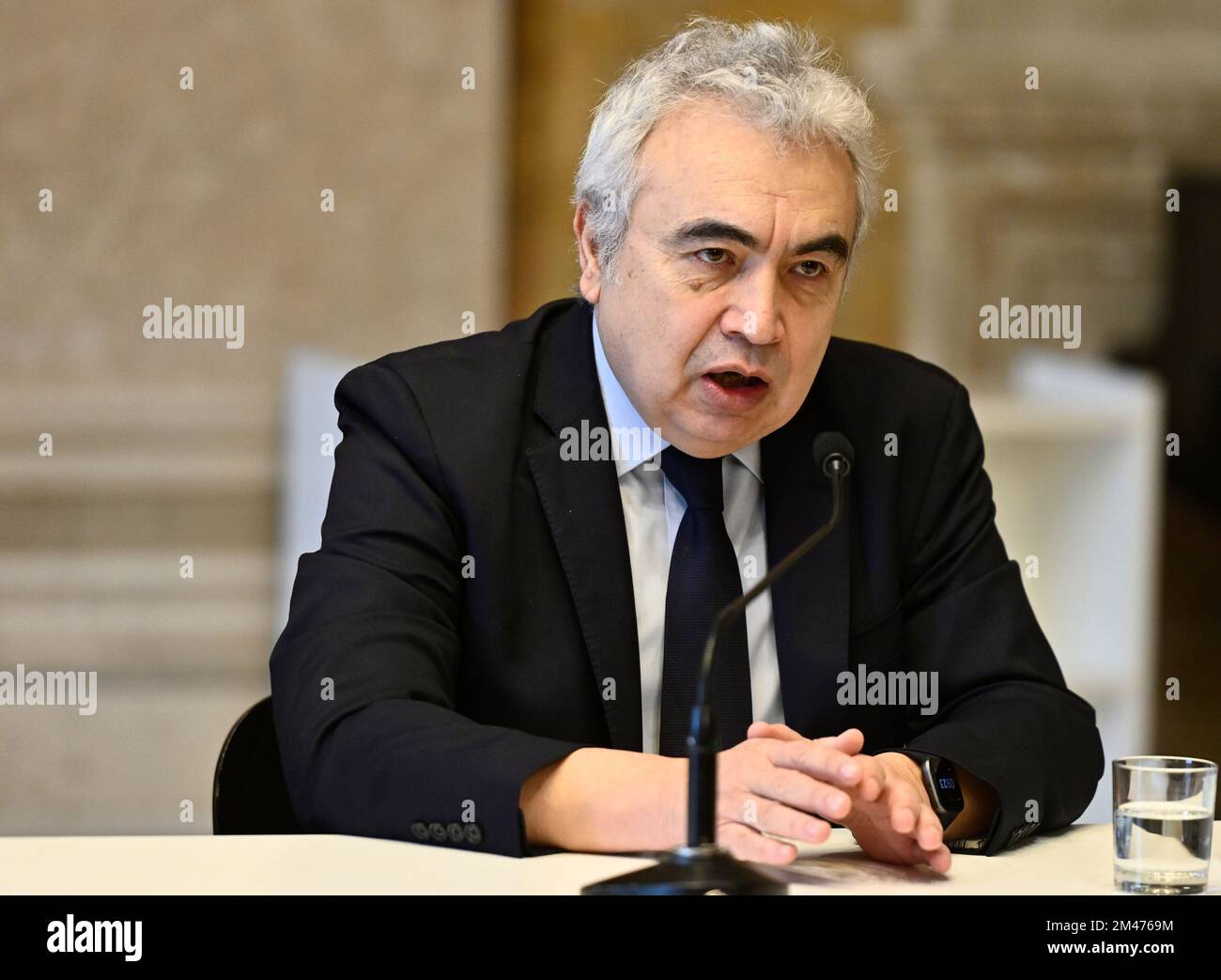 Presentation world energy outlook hi-res stock photography and images ...