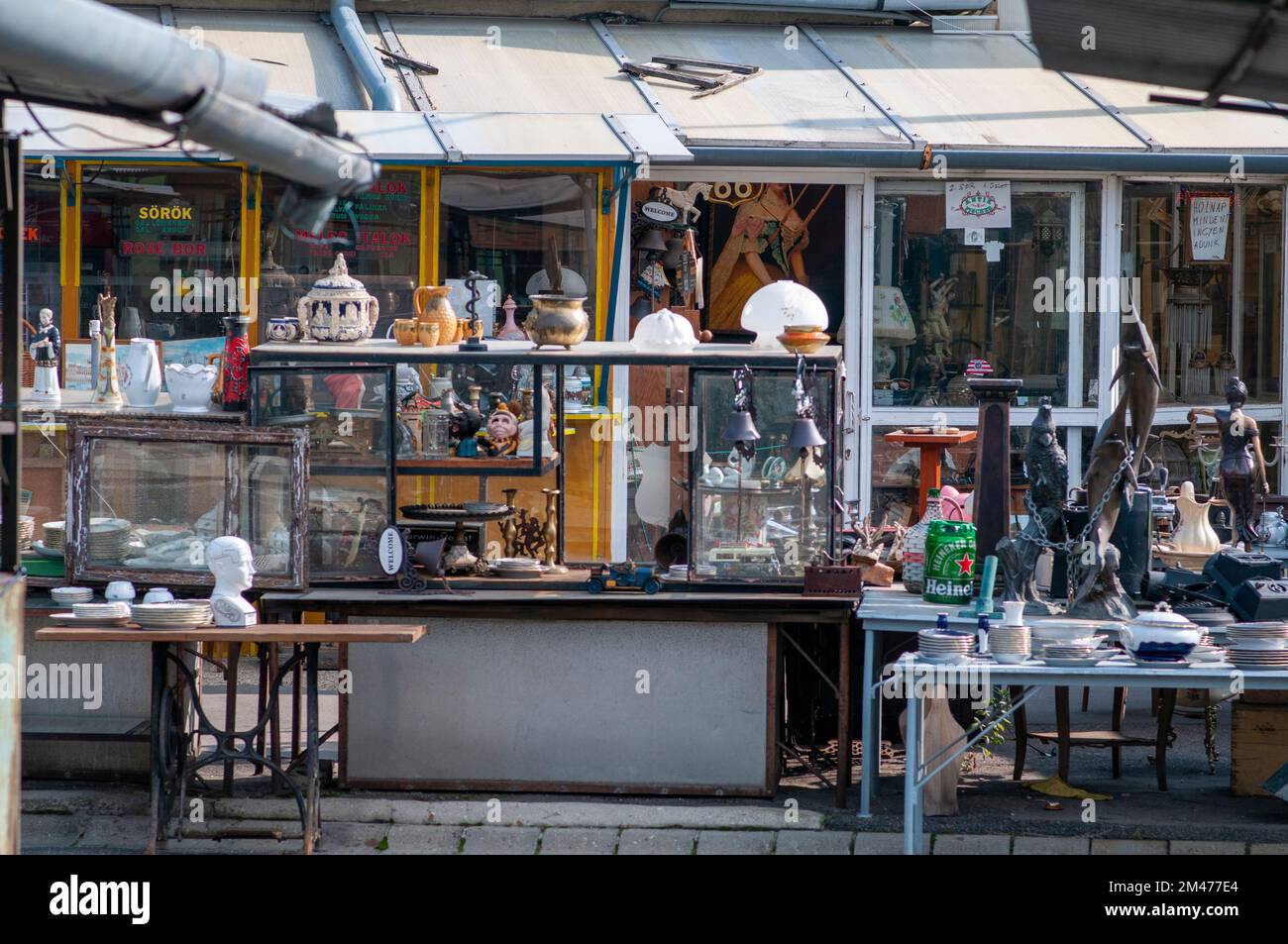 Budapest antiques shop hi-res stock photography and images - Alamy