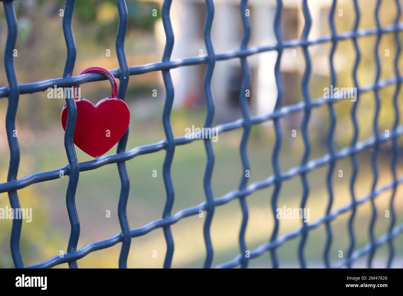 Red heart lock fence hi-res stock photography and images - Alamy