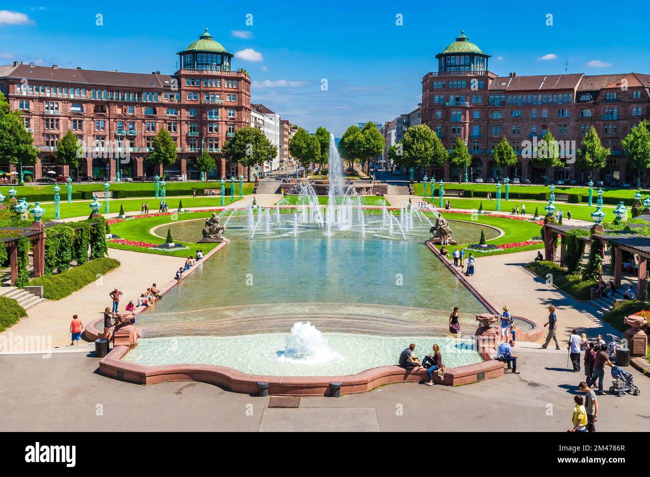 Beautiful view of the cascade water fountain behind the famous Water ...
