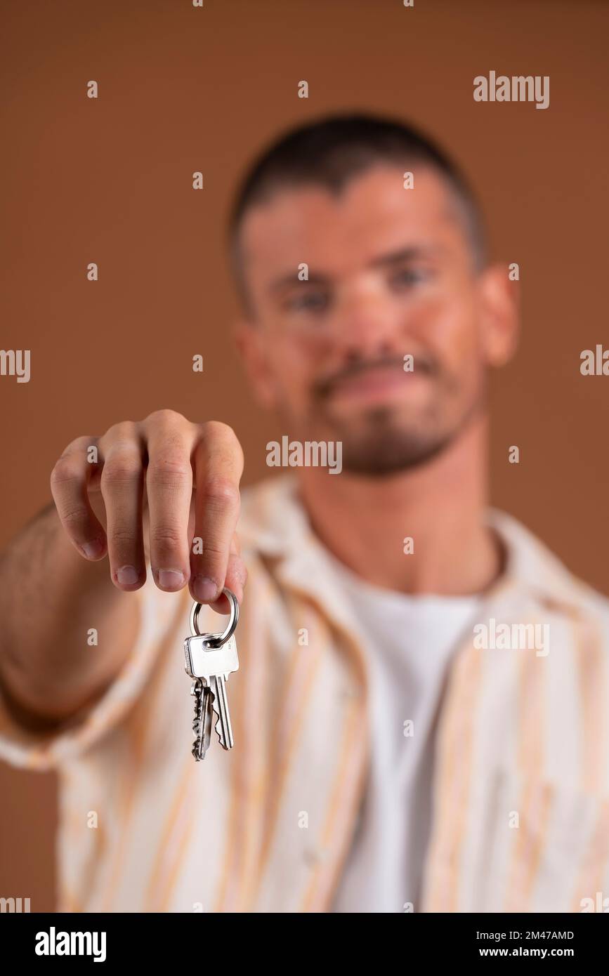 Close-up of a man's hand handing over a set of keys Stock Photo - Alamy